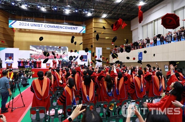 UNIST, 2024 학위수여식…박사 198명∙석사 290명∙학사 427명 졸업